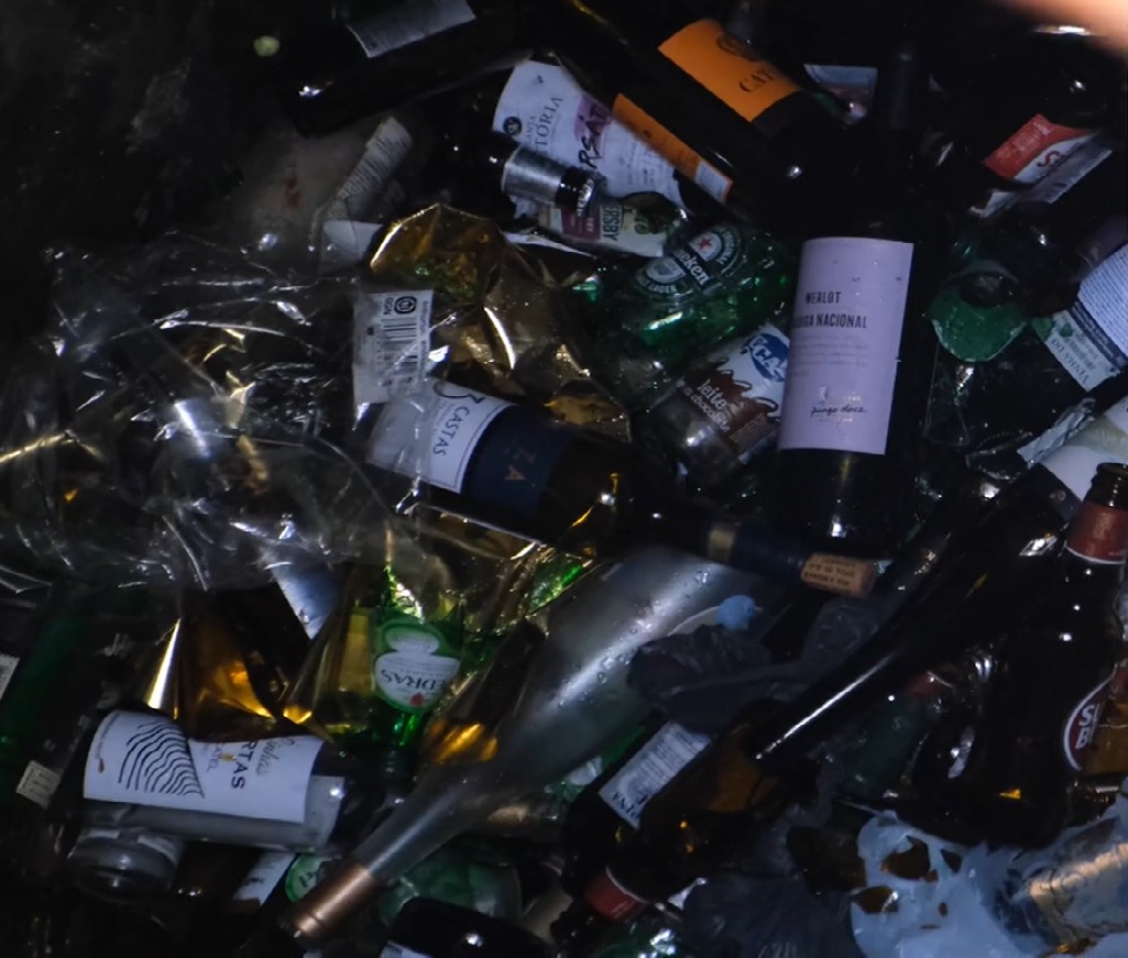 Qual é coisa qual é ela que é de vidro e vai para o ecoponto verde ...